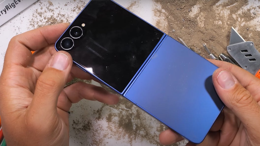Que vaut le Samsung Galaxy Z Flip7 ? Le smartphone passe un test de ...